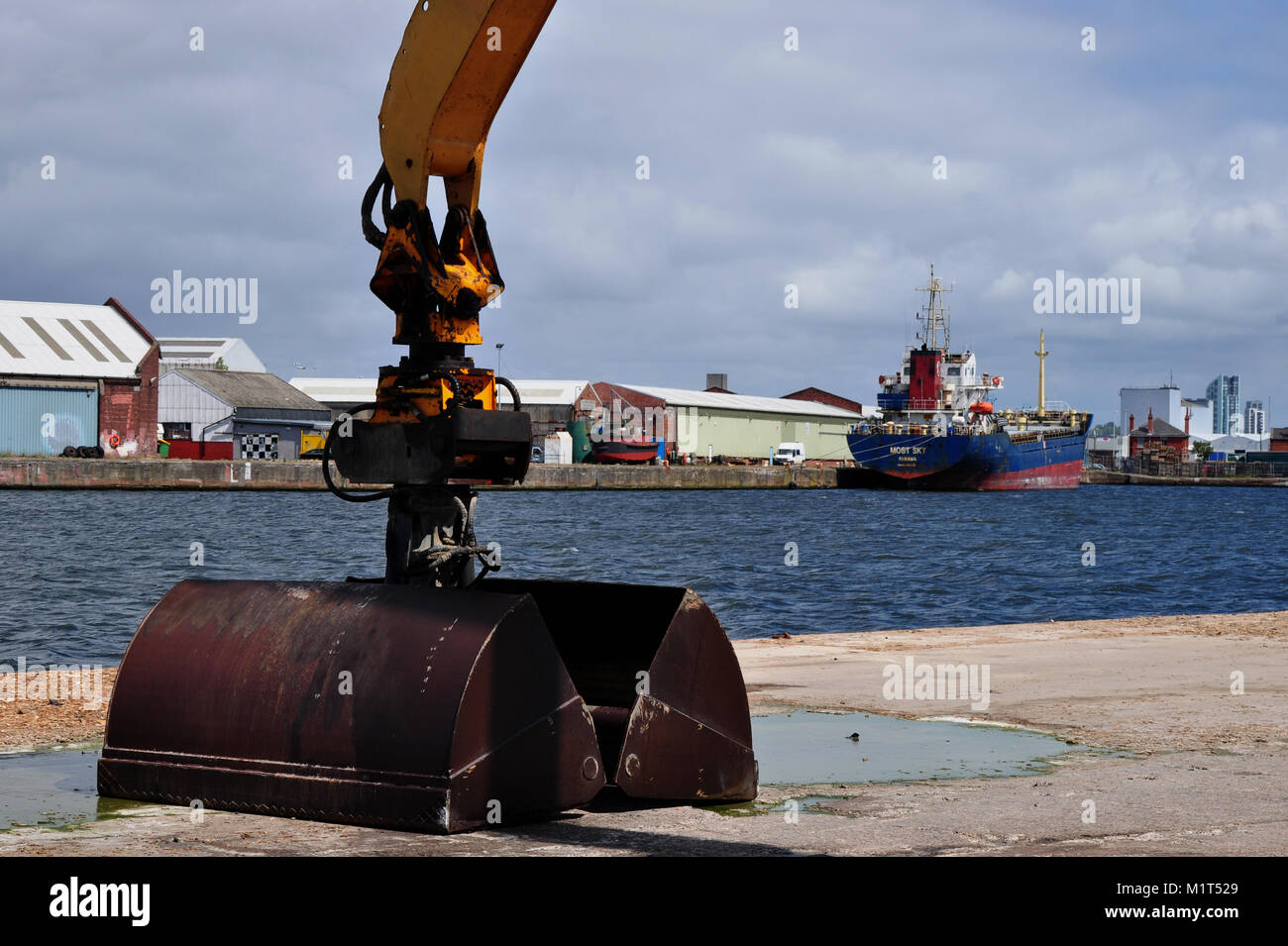 Crane Grabs And Buckets High Resolution Stock Photography and Images ...