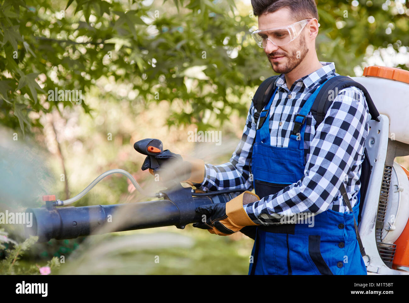 Leaf blower face hi-res stock photography and images - Alamy