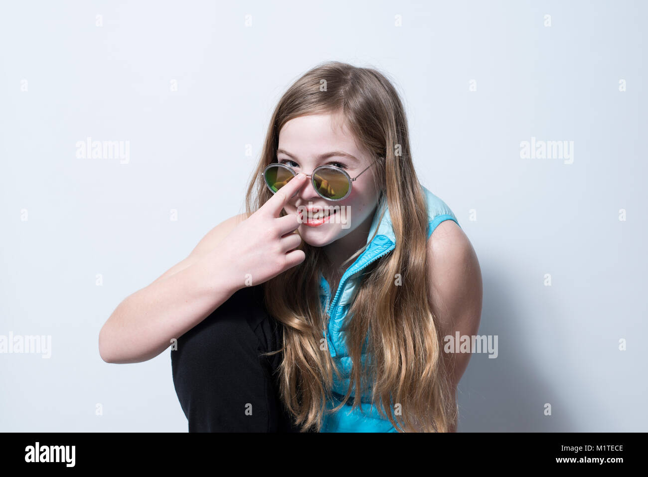 Peering over sunglasses hi-res stock photography and images - Alamy
