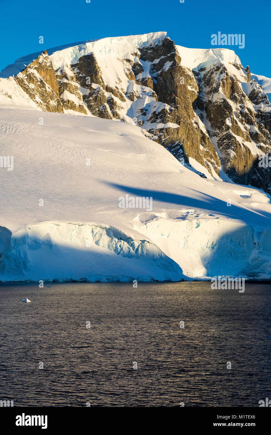 Sea ice & snow covered Antarctica landscape; Ronge Island; Arctowski ...