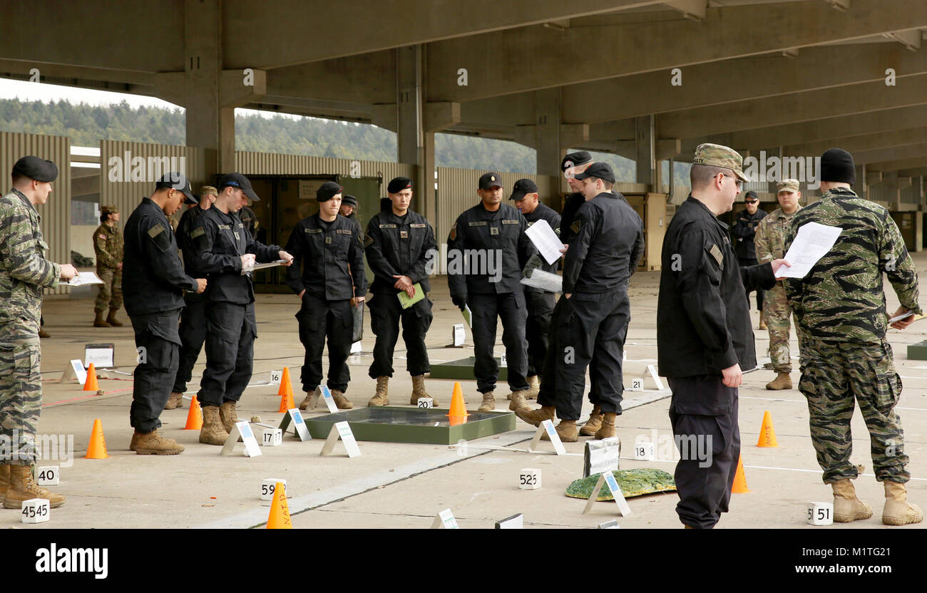 U.S. Army Soldiers with 1st Battalion, 4th Infantry Regiment who are ...