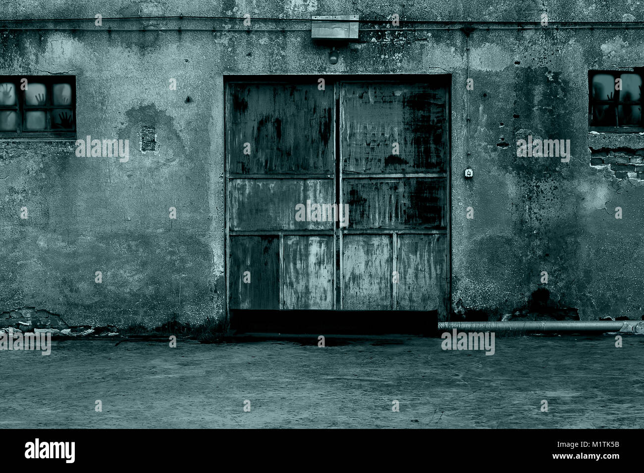Mysterious door hi-res stock photography and images - Alamy