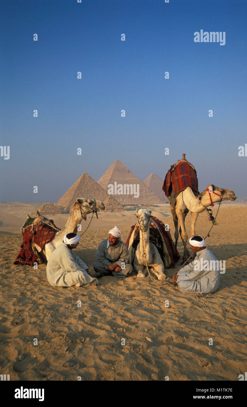 Egyptian men in traditional clothing hi-res stock photography and images - Alamy