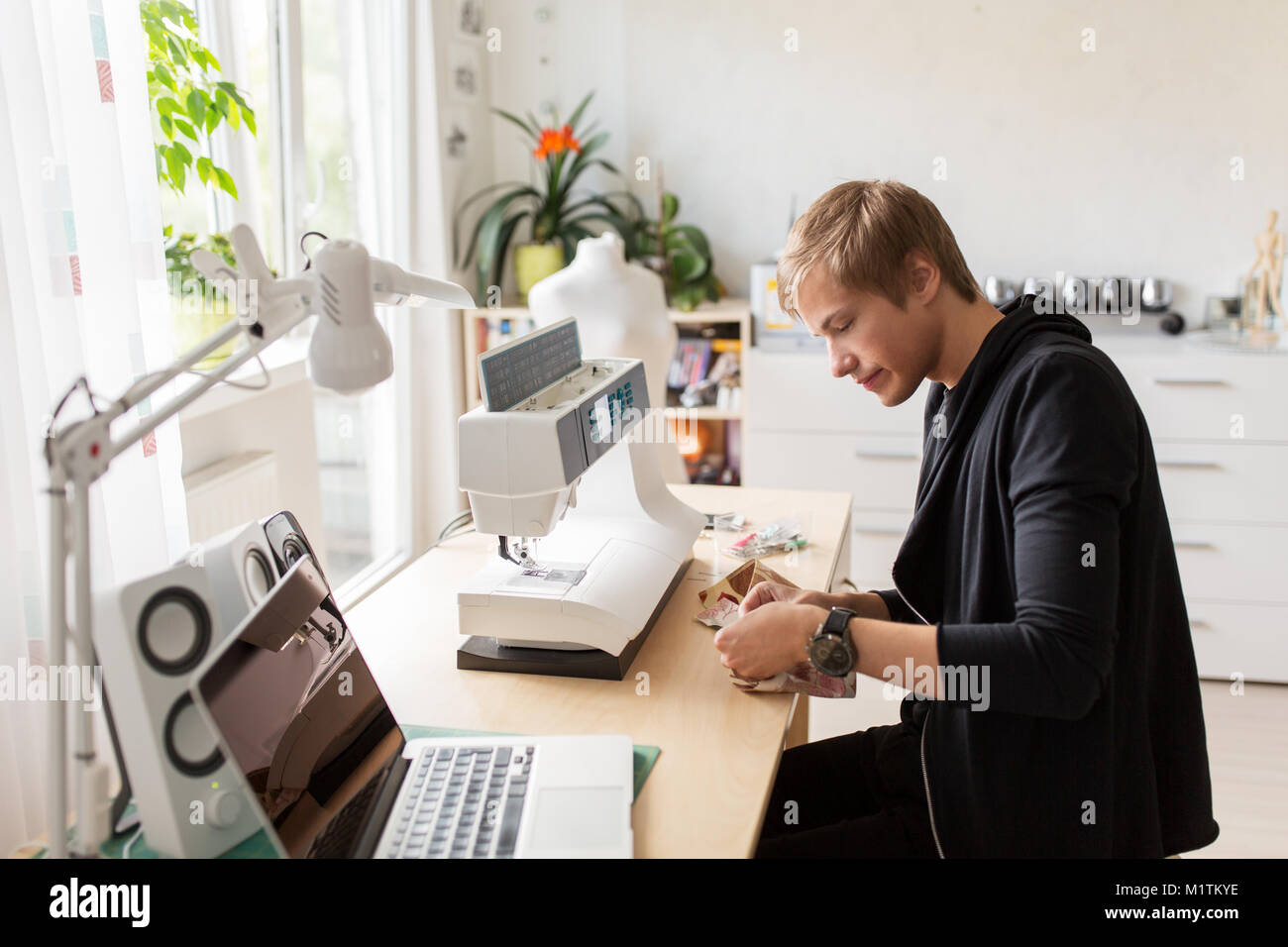 fashion designer with sewing machine at studio Stock Photo - Alamy
