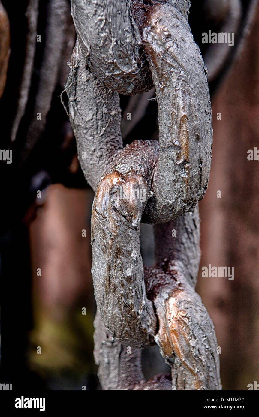 Large chain links hi-res stock photography and images - Alamy