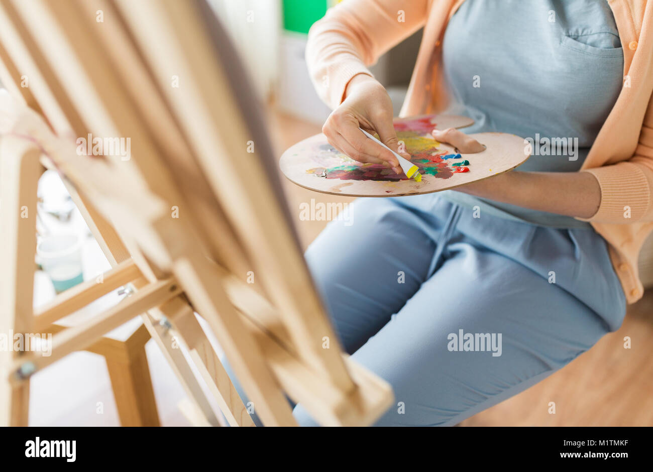 Applying paint hi-res stock photography and images - Alamy