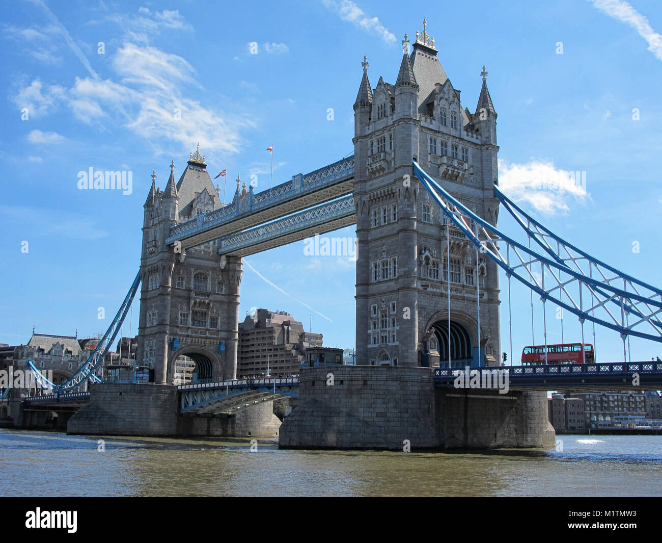 London famous bridge day daytime hi-res stock photography and images ...