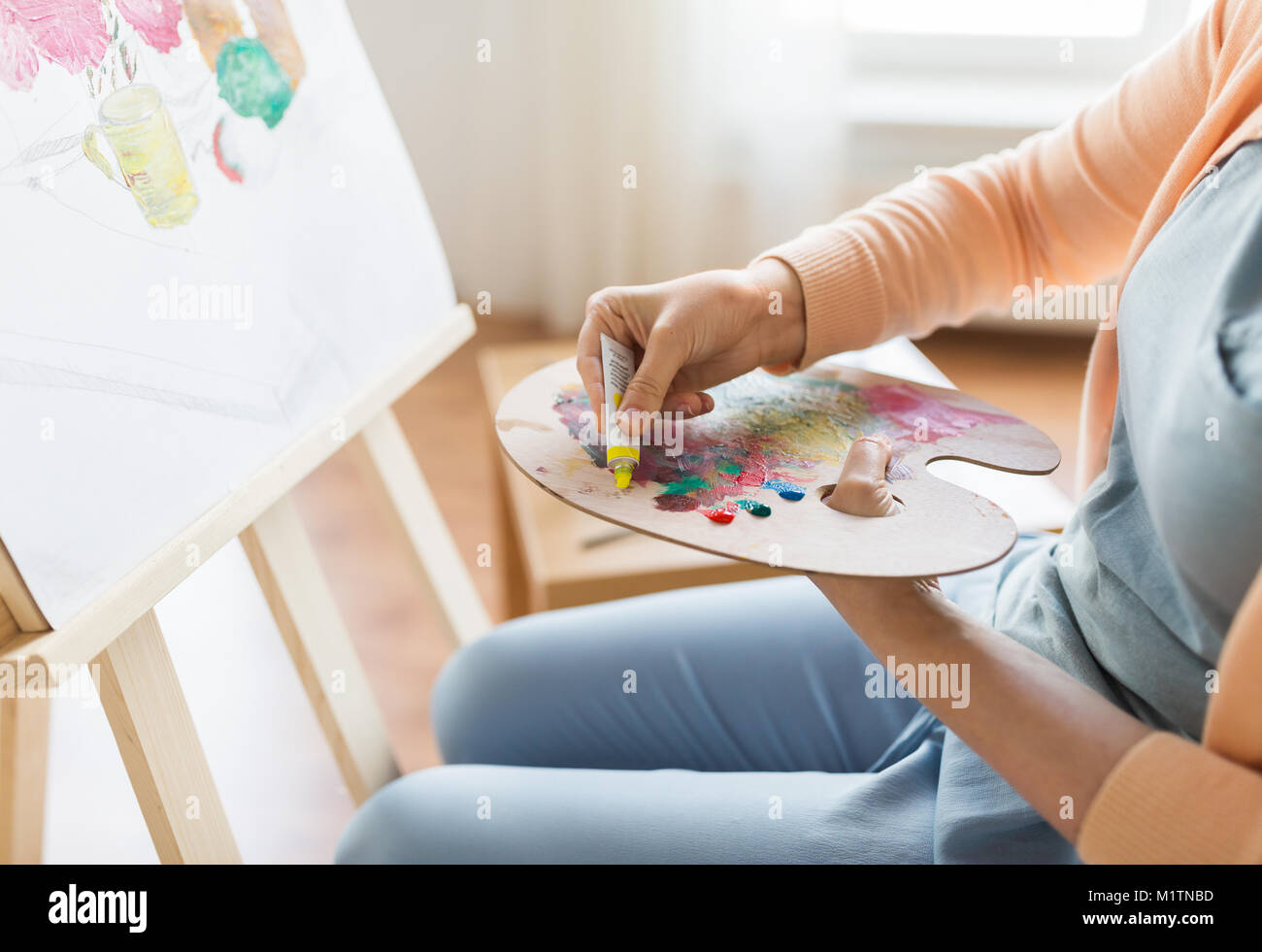 artist applying paint to palette at art studio Stock Photo - Alamy