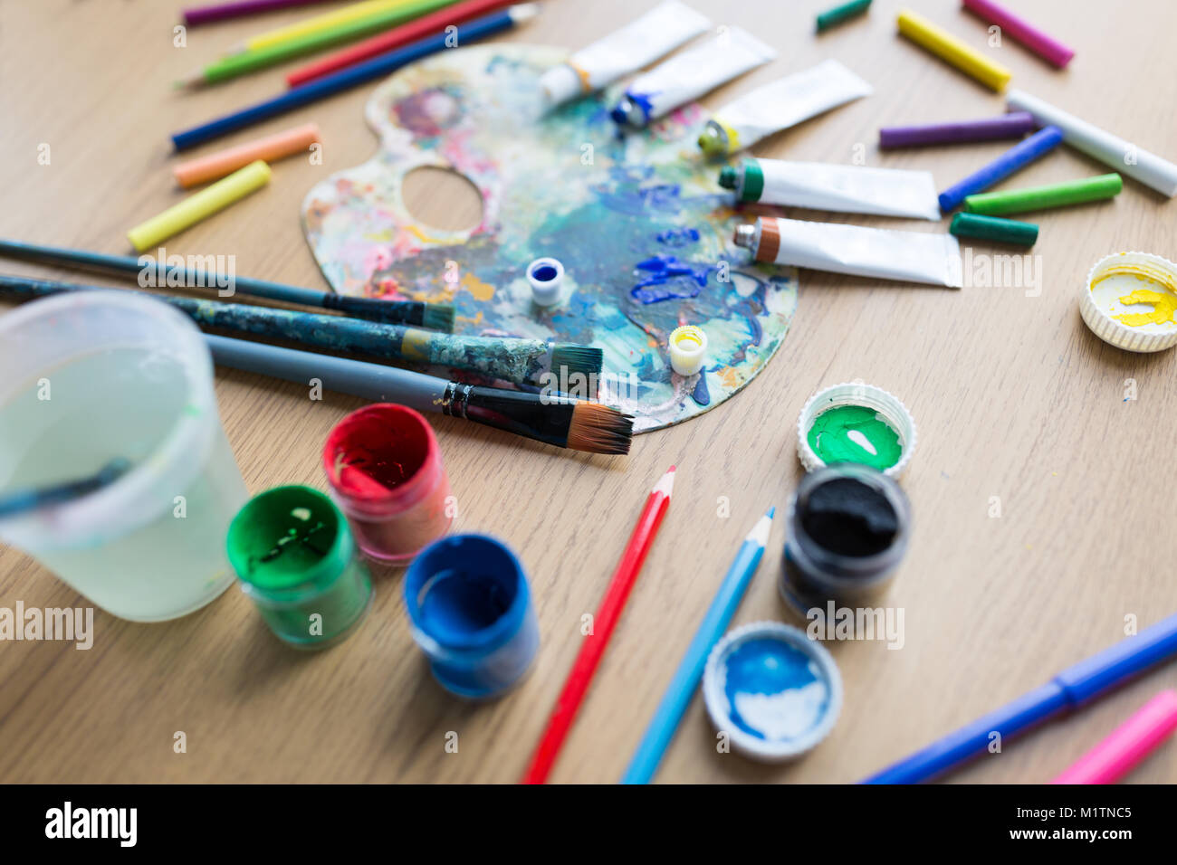 Paint brush on color palette hi-res stock photography and images - Alamy
