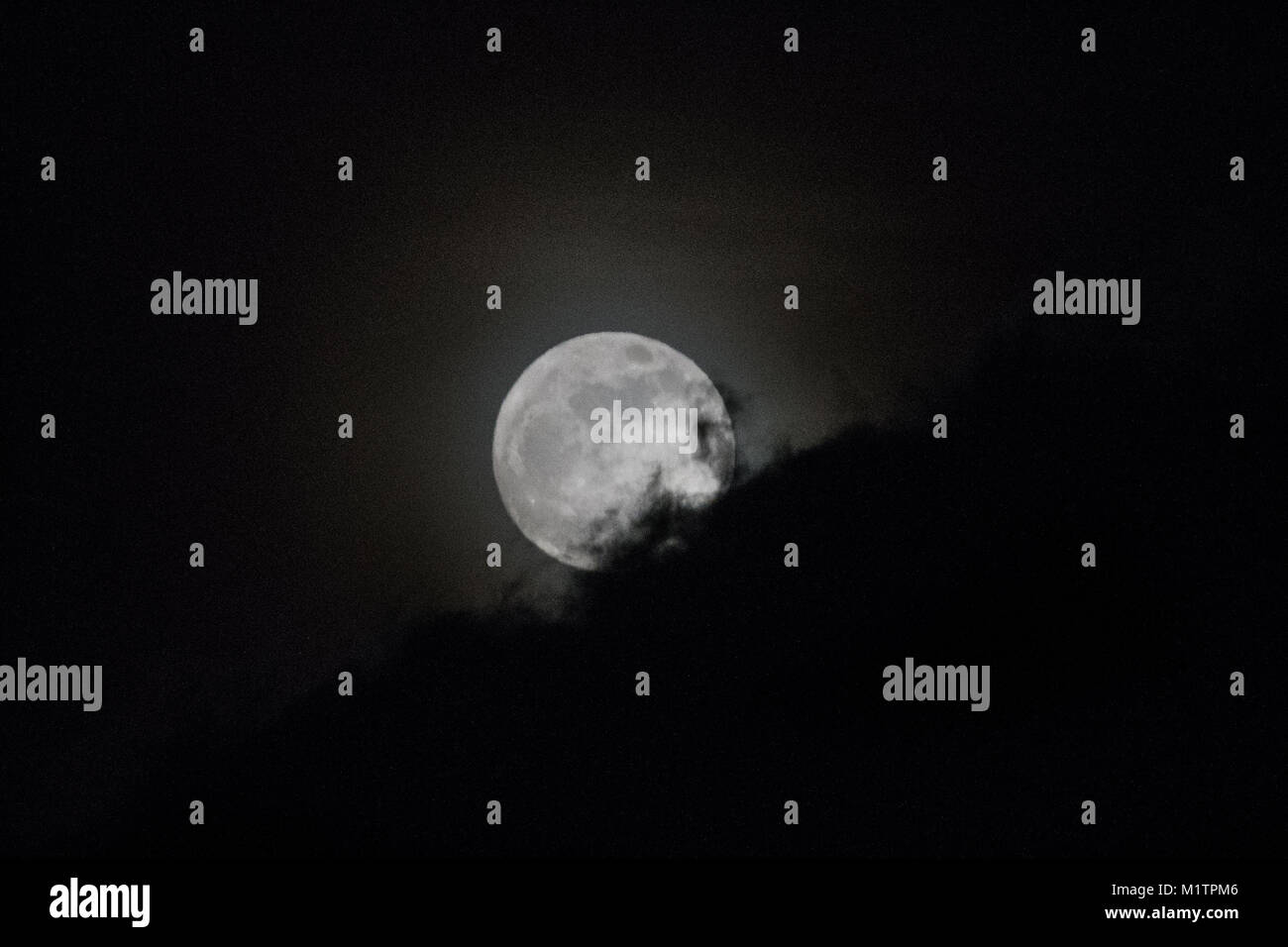The first Supermoon of 2018 seen from Corigliano Calabro, Italy ...