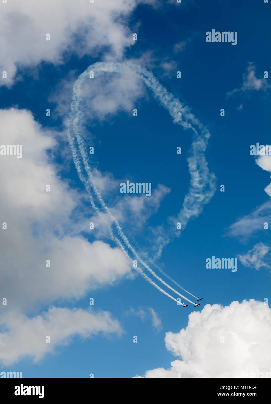 Aerobatic loop hi-res stock photography and images - Alamy