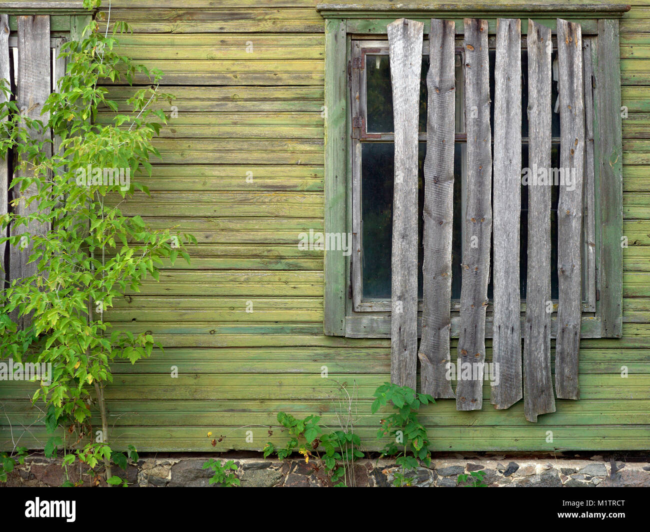 Boarded up windows on outside hi-res stock photography and images - Alamy