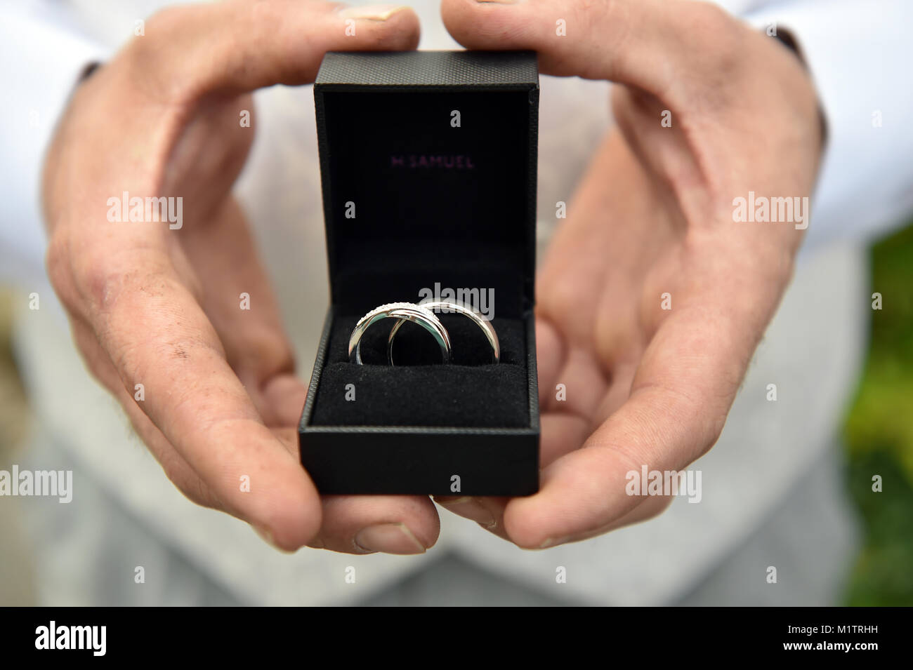 Best man holding rings hi-res stock photography and images - Alamy