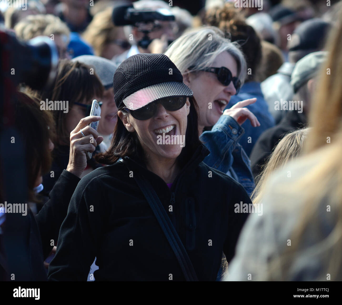 Crowd singing along hi-res stock photography and images - Alamy
