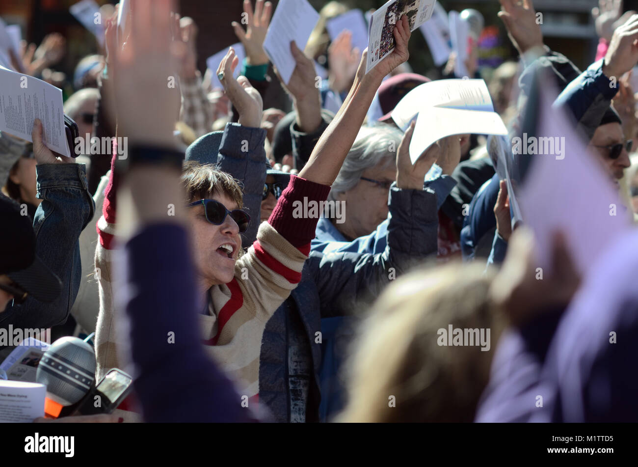 Crowd sing along hi-res stock photography and images - Alamy