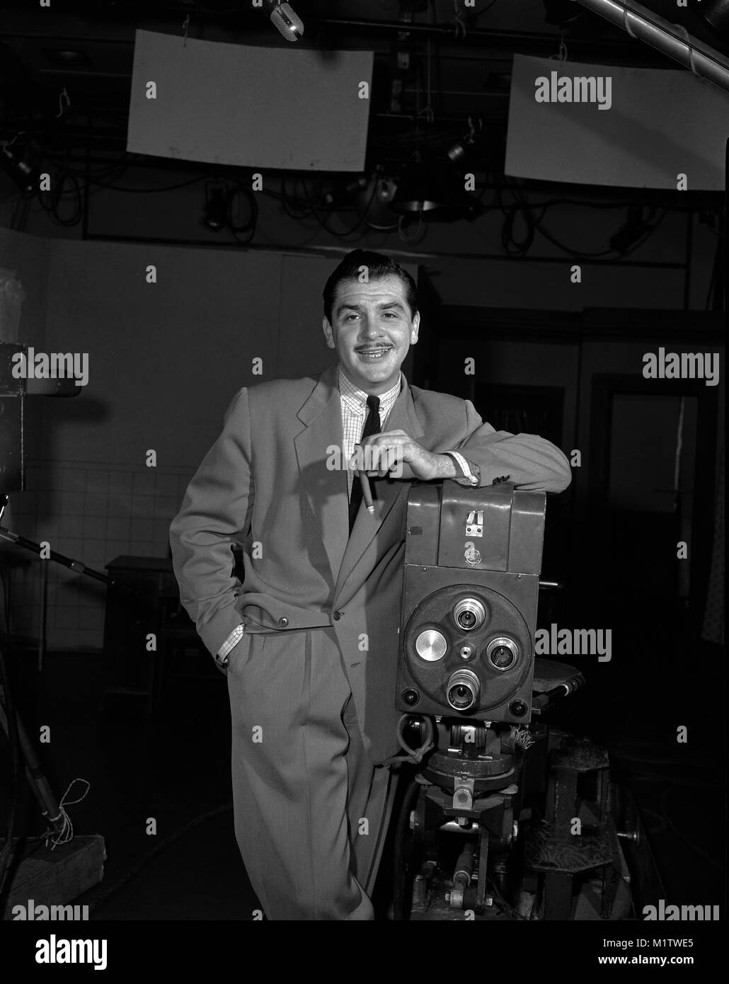 Vintage television camera hi-res stock photography and images - Alamy