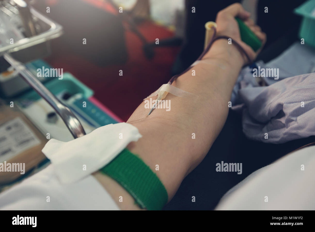 Nurse receiving blood from blood donor in hospital Stock Photo - Alamy