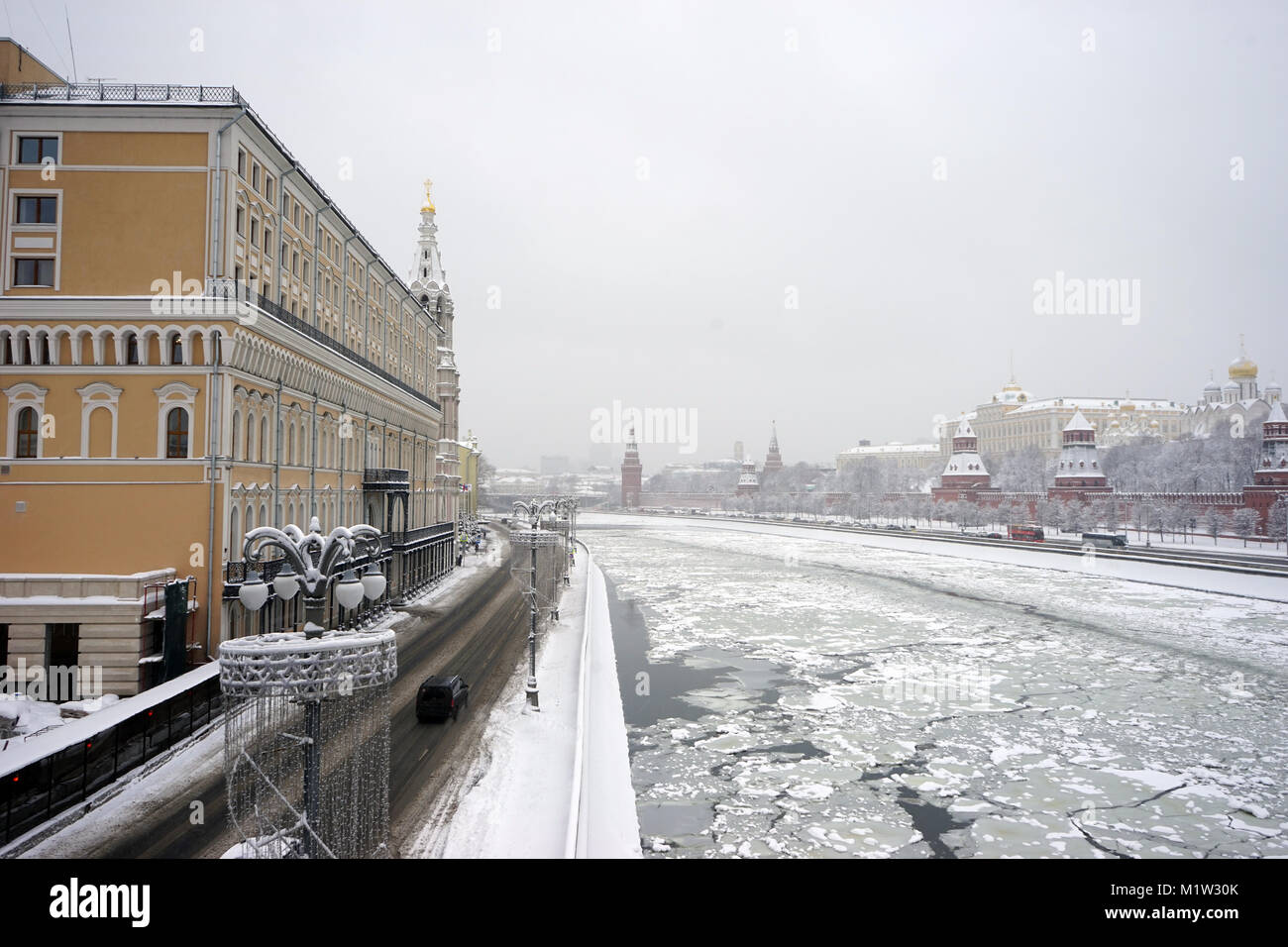 Moscow car traffic kremlin embankment hi-res stock photography and ...