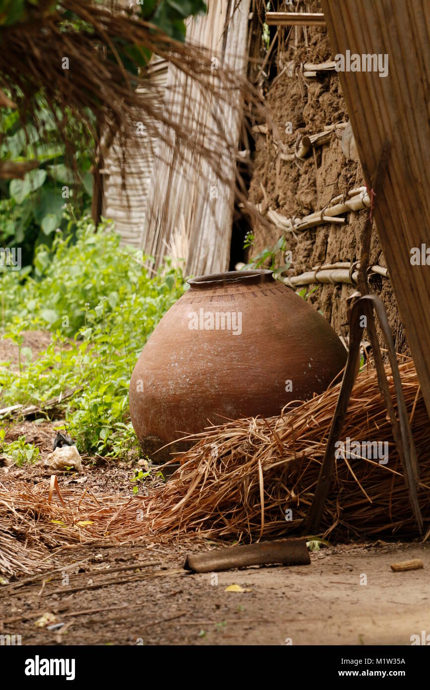 Clay water pot africa hi-res stock photography and images - Alamy