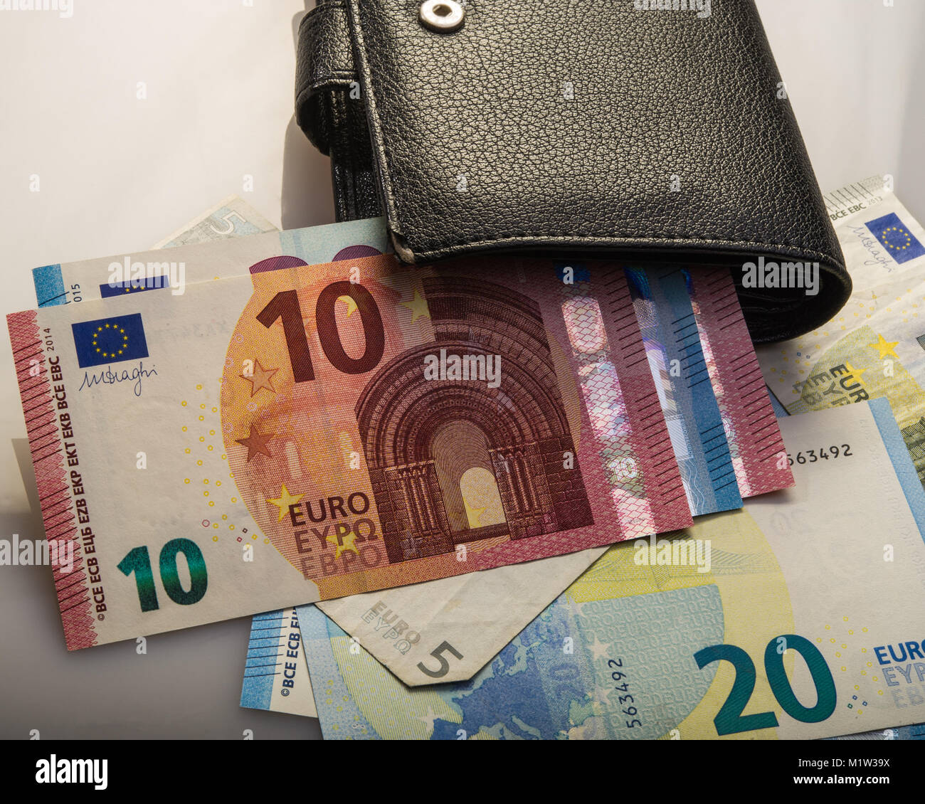 Old purse with euro banknotes hi-res stock photography and images - Alamy