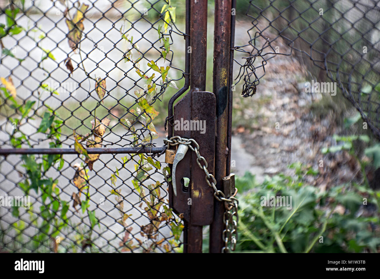 Locked fence gate hi-res stock photography and images - Alamy