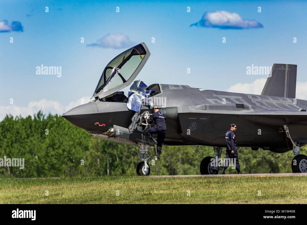 A Lockheed Martin F-35A fighter jet being prepared for takeoff at the ...