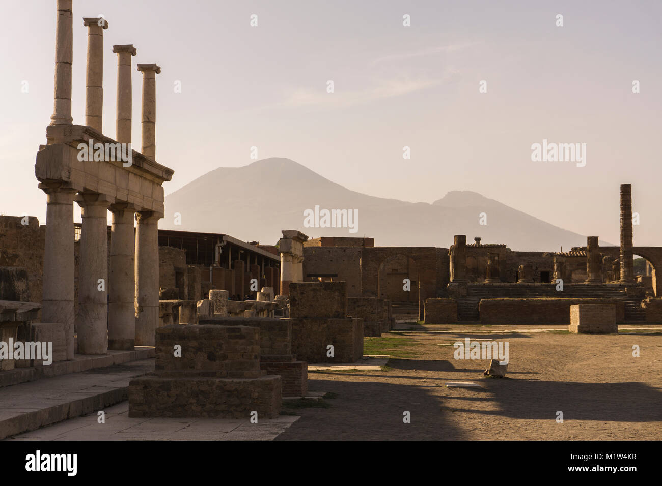 Pompeii ruins mt. vesuvius hi-res stock photography and images - Alamy