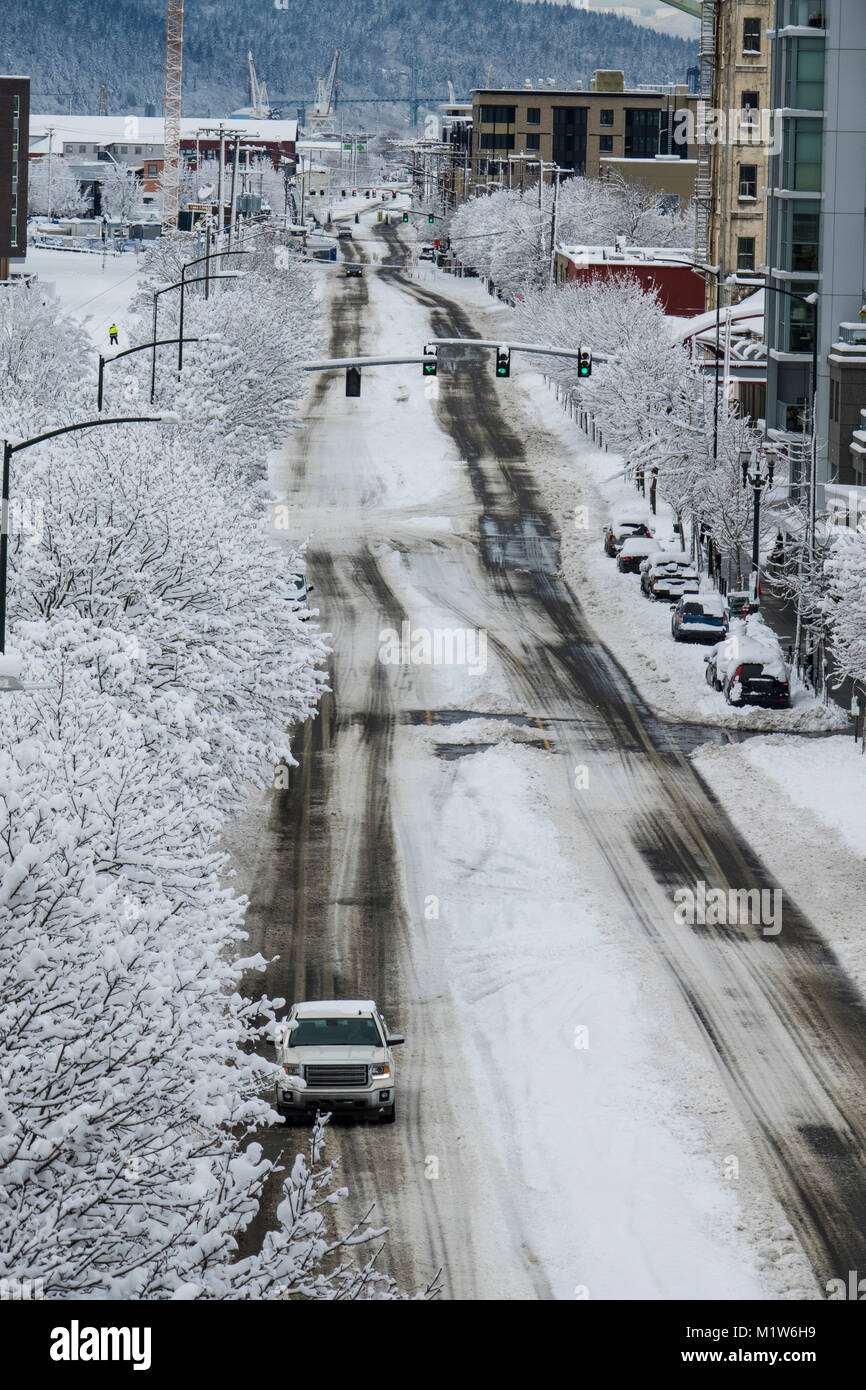 Car traffic on snowy winter Street in Portland Oregon Stock Photo - Alamy