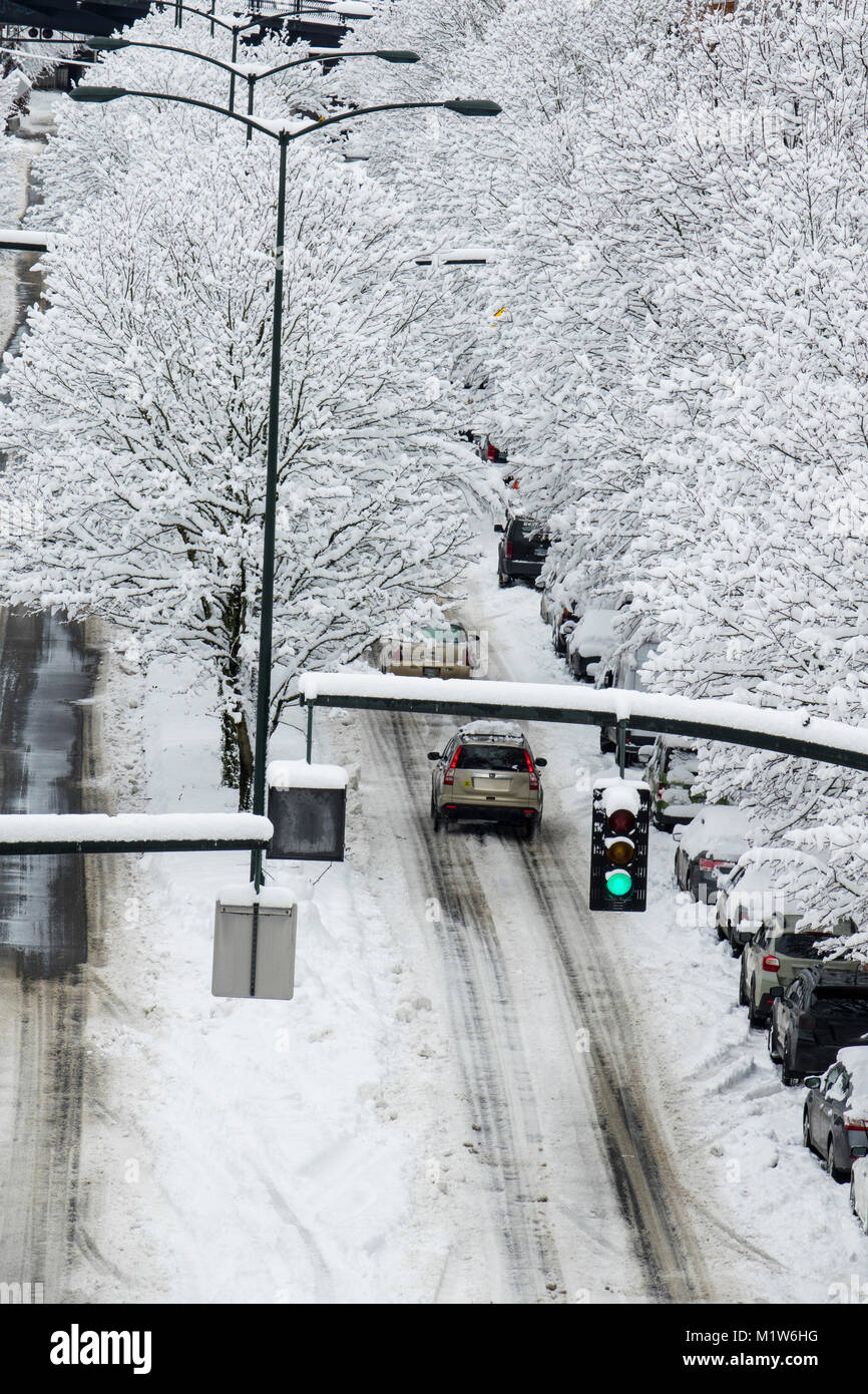Car traffic on snowy winter Street in Portland Oregon Stock Photo - Alamy
