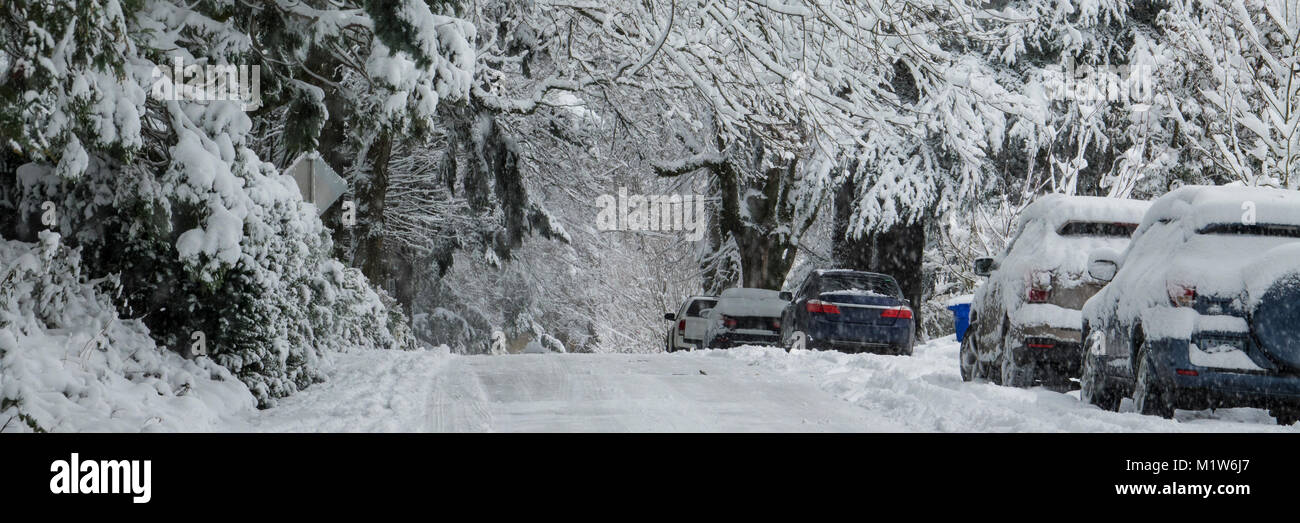 Long street with cars in winter hi-res stock photography and images - Alamy