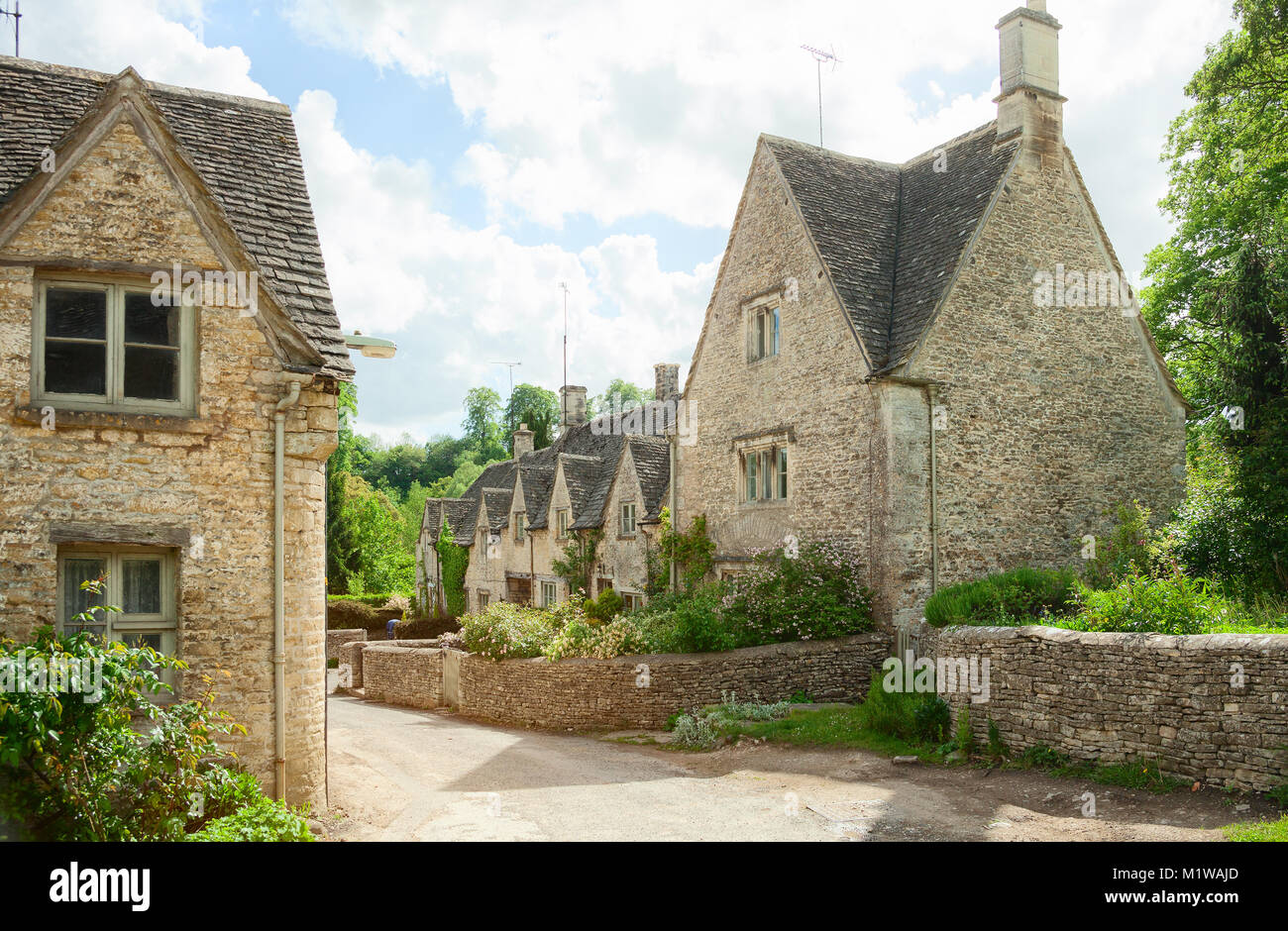 Traditional cotswold cottages hi-res stock photography and images - Alamy