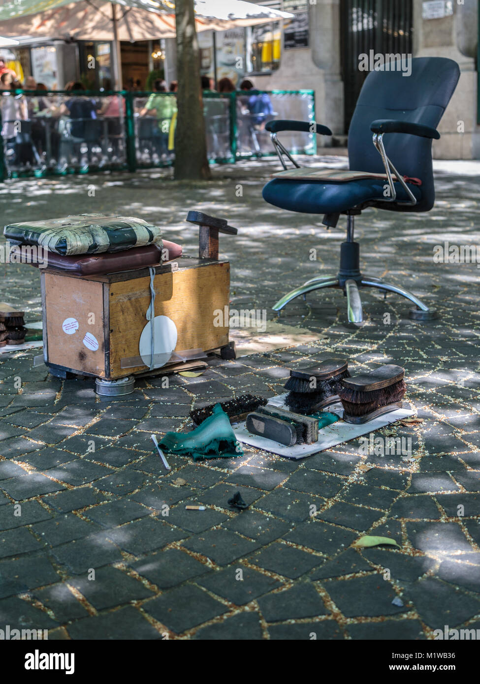 Shoe shine chair hi-res stock photography and images - Alamy