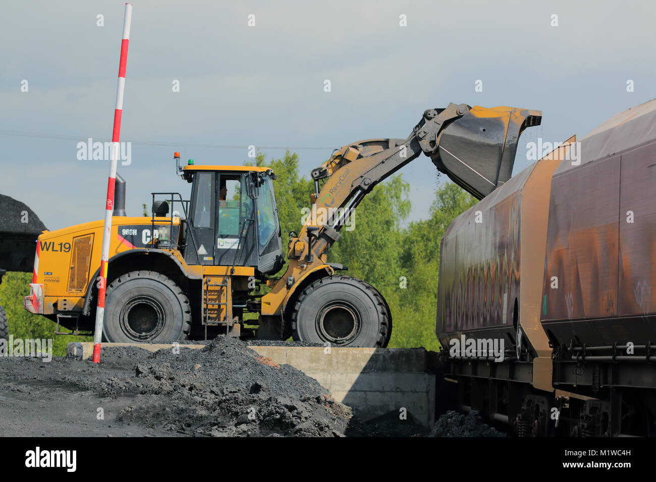 Loading coal train hi-res stock photography and images - Alamy