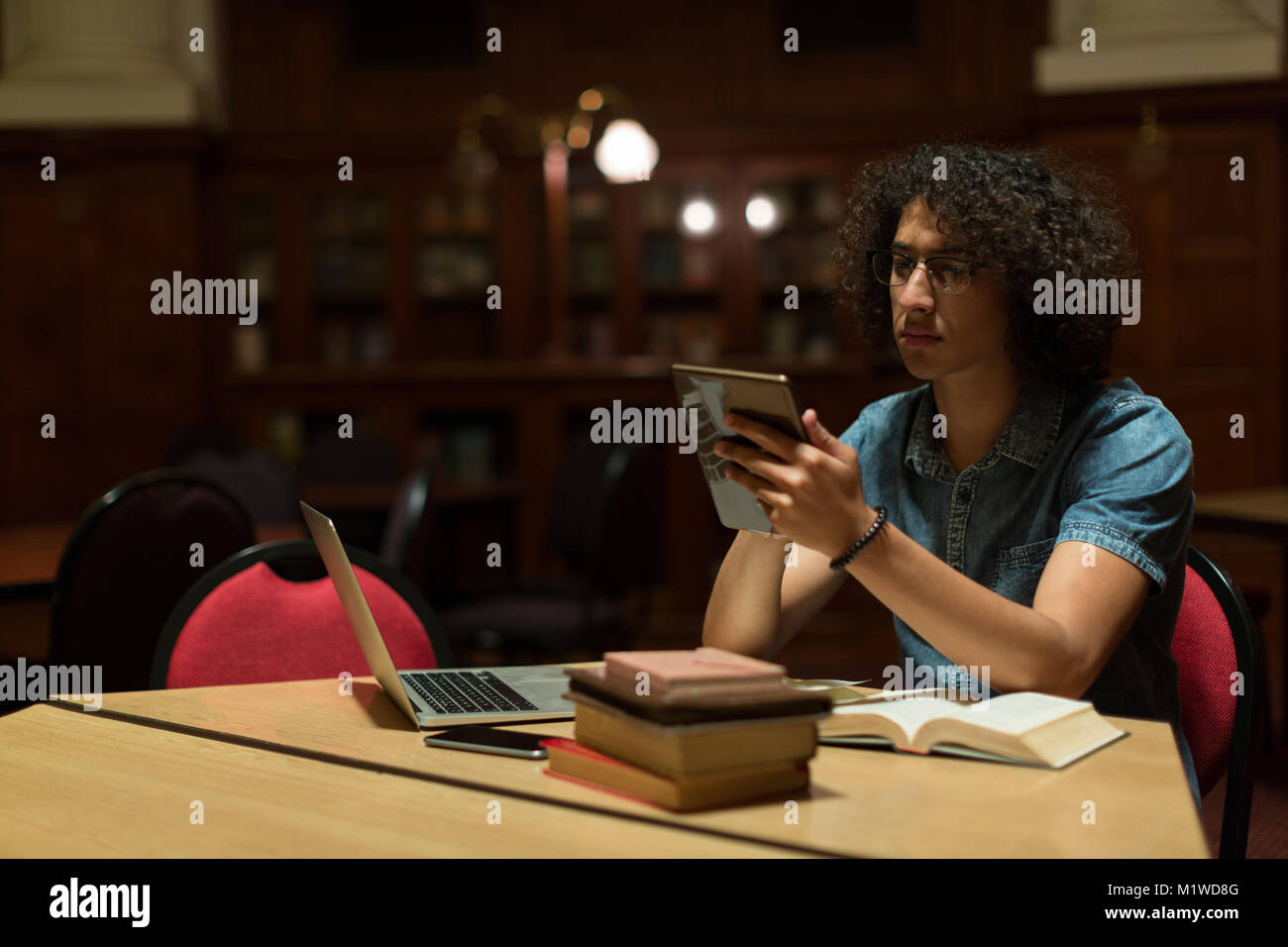 Electronic digital library internet hi-res stock photography and images ...