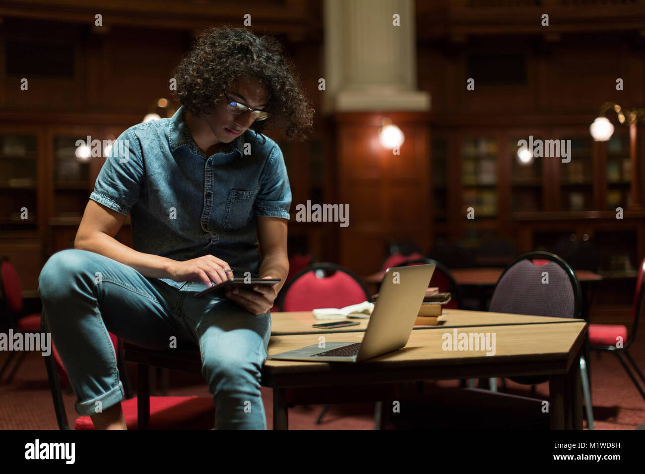 Electronic digital library internet hi-res stock photography and images ...