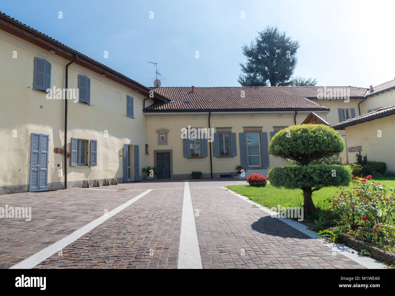 Entrance to quaint Italian villa Stock Photo - Alamy