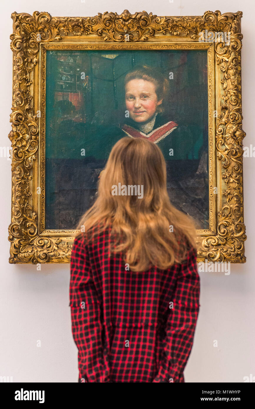 London, UK. 2nd Feb, 2018. Stella Cartwright, aged 9, looks at the ...