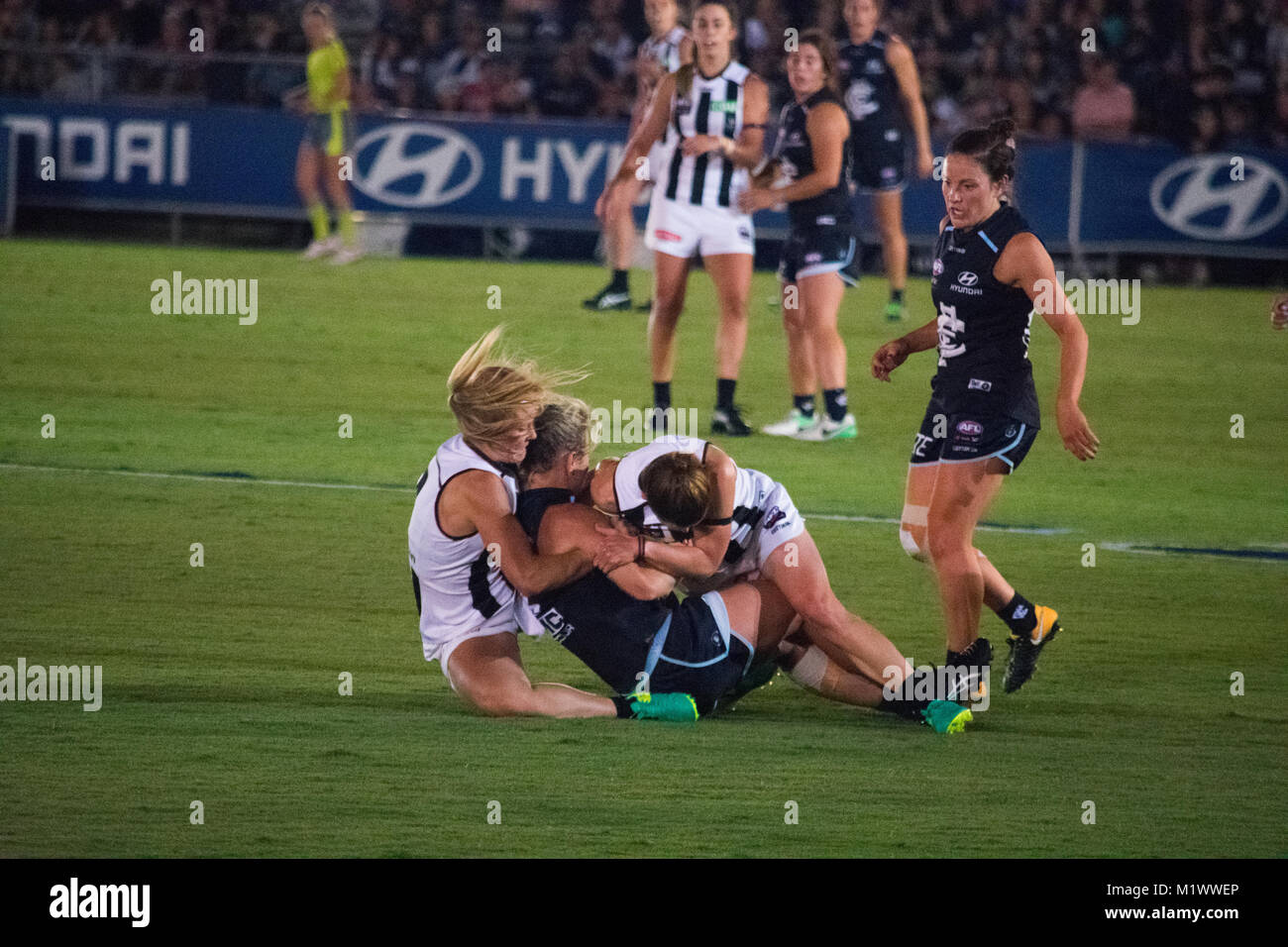 Womens australian rules football hi-res stock photography and images ...