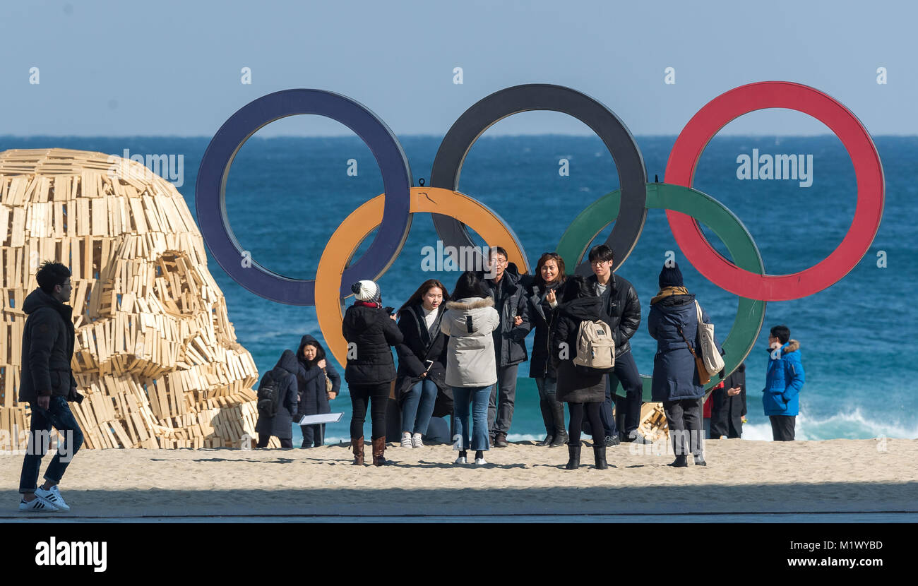 Passers by take pictures hi-res stock photography and images - Alamy