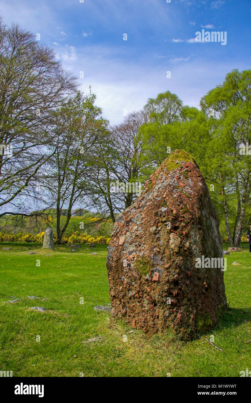 Standing stone and cairn at Clava Cairn in Scotland, UK Stock Photo - Alamy