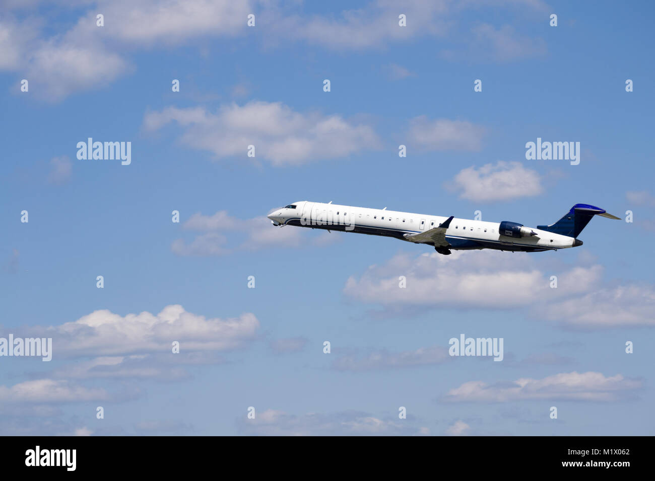 Airliner departing on climb out Stock Photo - Alamy
