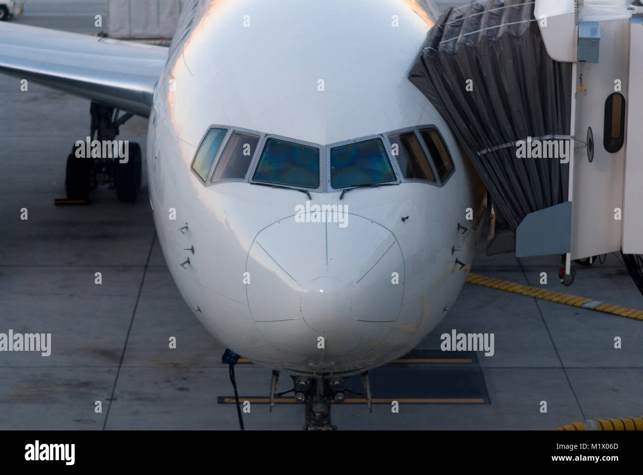 Boeing 767 cockpit hi-res stock photography and images - Alamy
