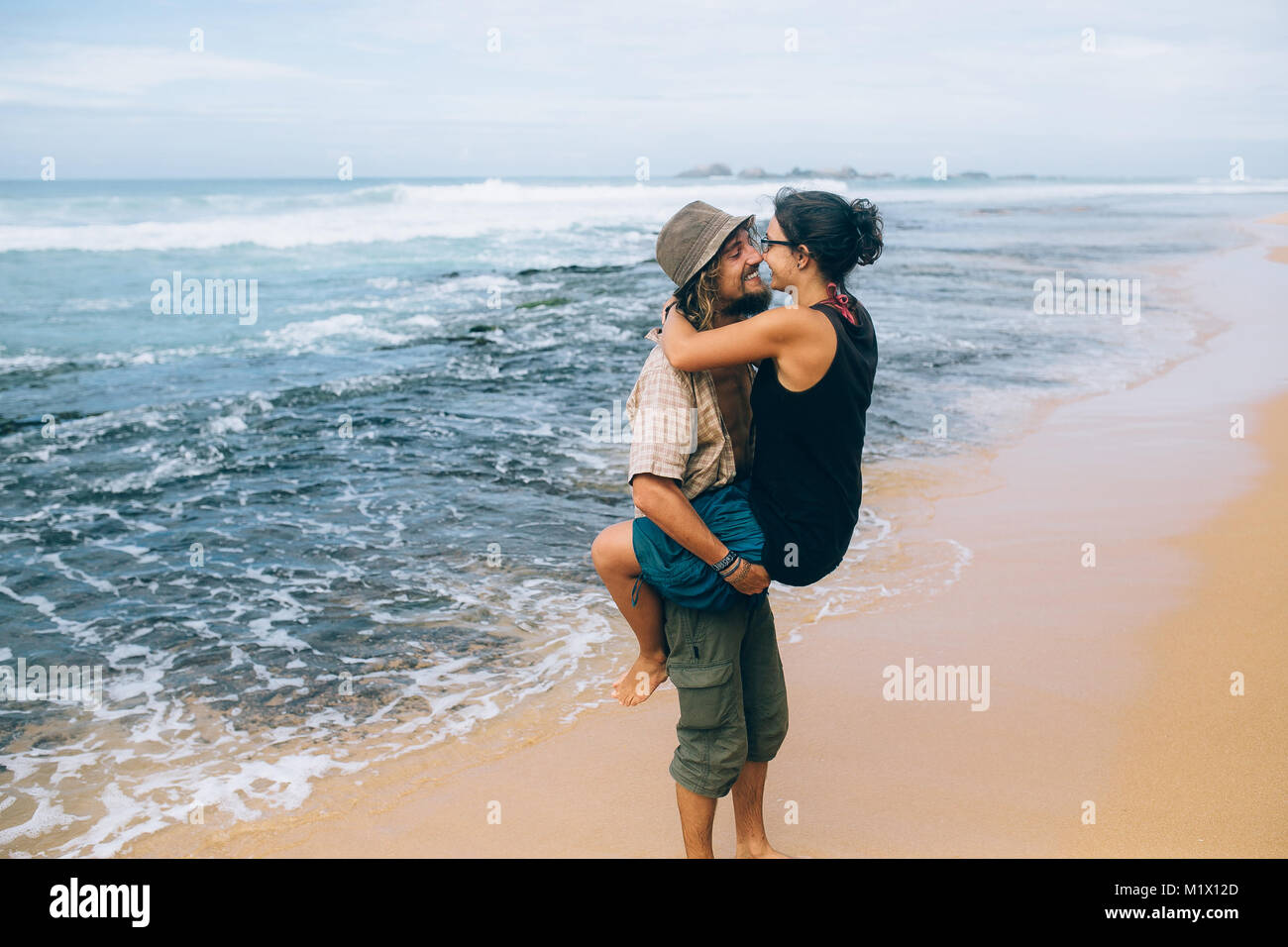 Beach sea lovers kissing sand hi-res stock photography and images - Alamy