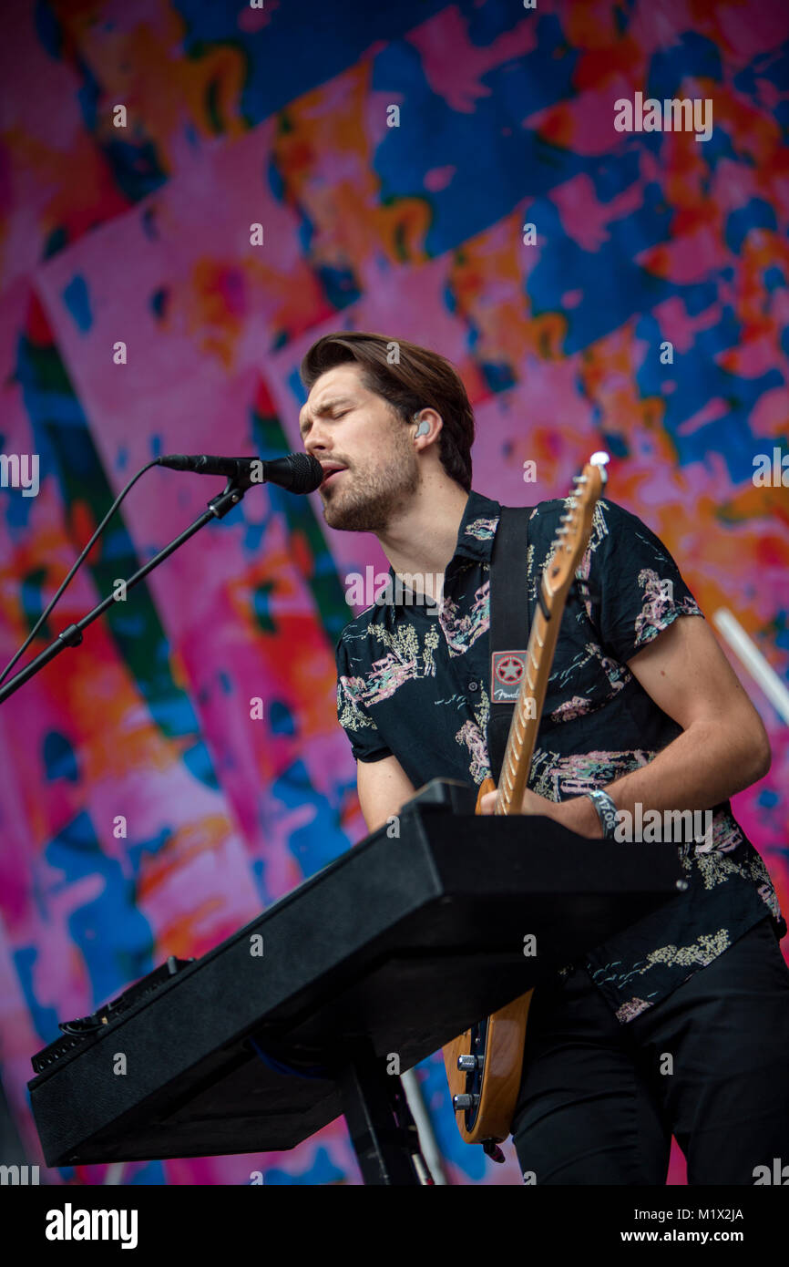 Oh wonder singer hi-res stock photography and images - Alamy