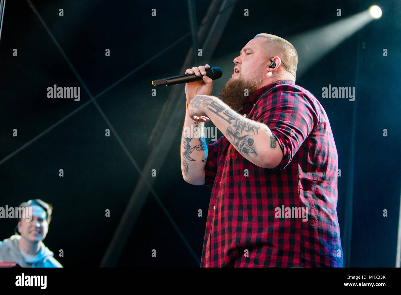 Ragnbone man musician hi-res stock photography and images - Alamy