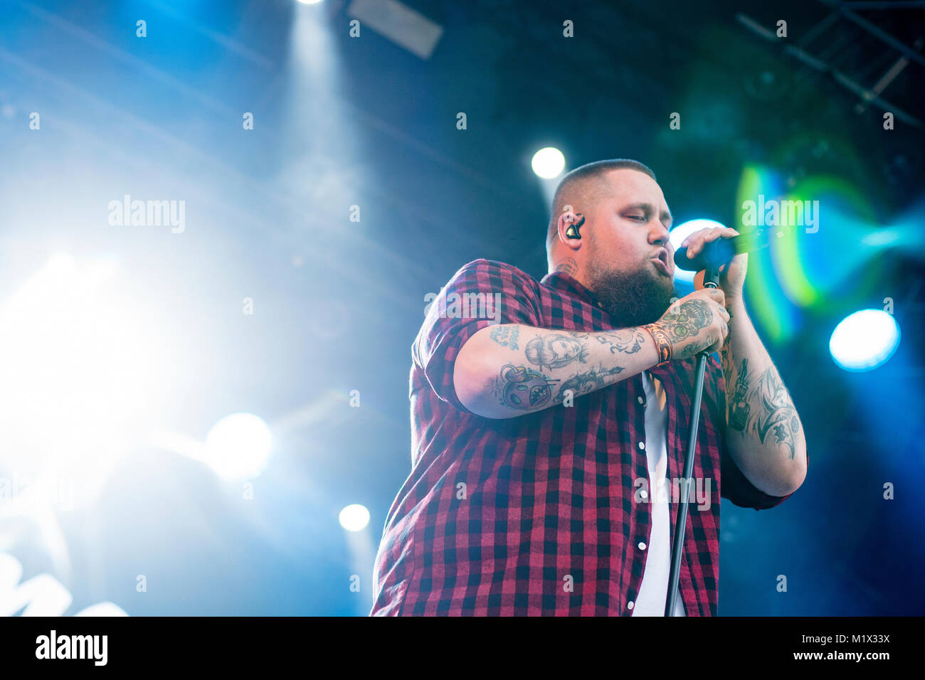 Ragnbone man musician hi-res stock photography and images - Alamy