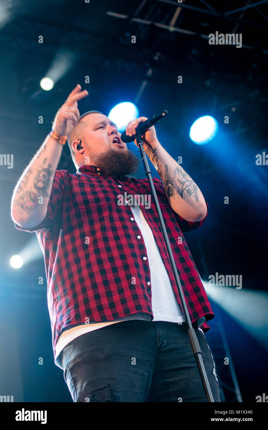 Rag n bone man recording hi-res stock photography and images - Alamy