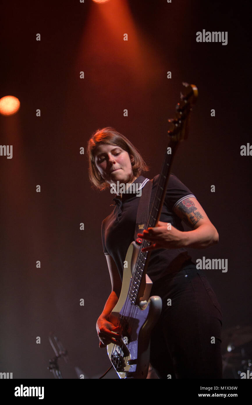 Female bass player hi-res stock photography and images - Alamy