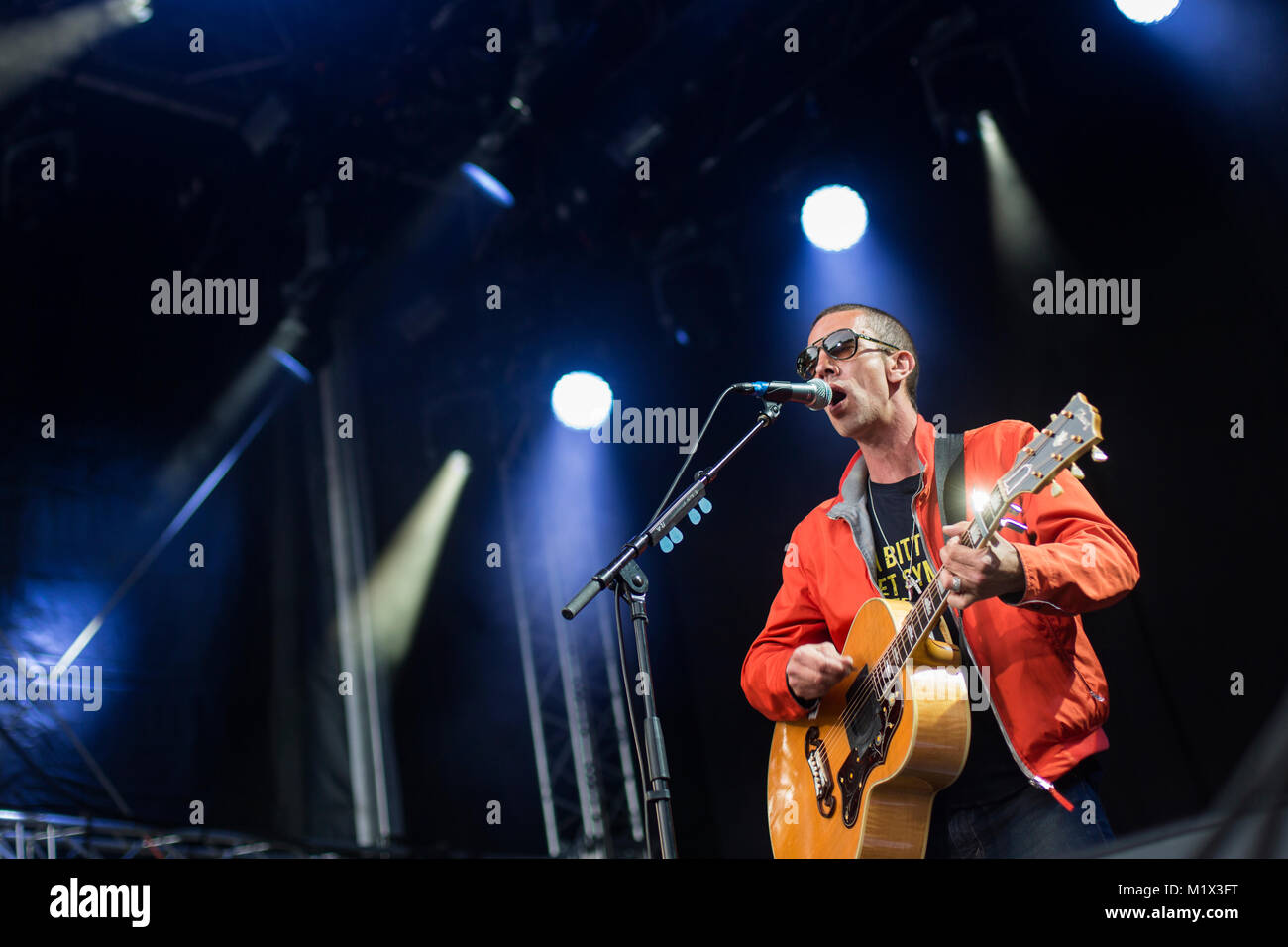 Lead singer of the verve hi-res stock photography and images - Alamy