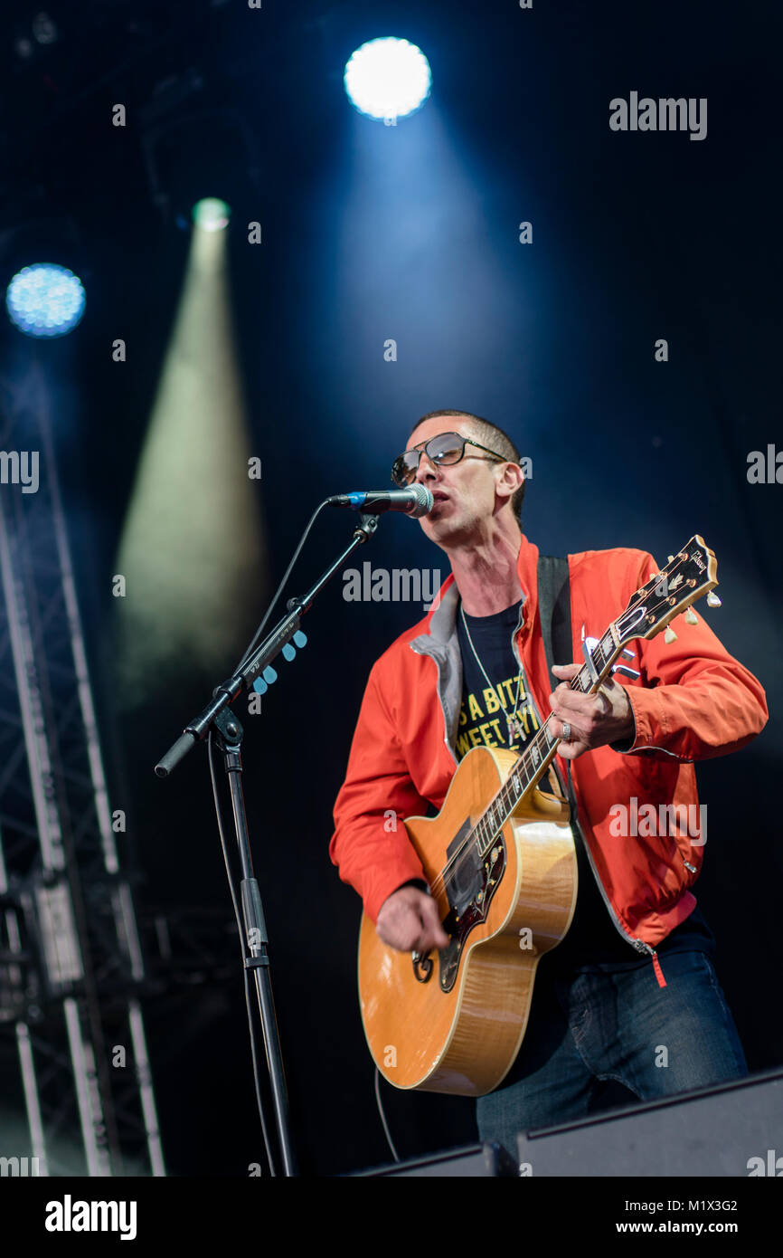 Lead singer of the verve hi-res stock photography and images - Alamy